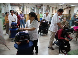 溫馨5月獻禮，就服站為求職媽媽按摩 | 里報